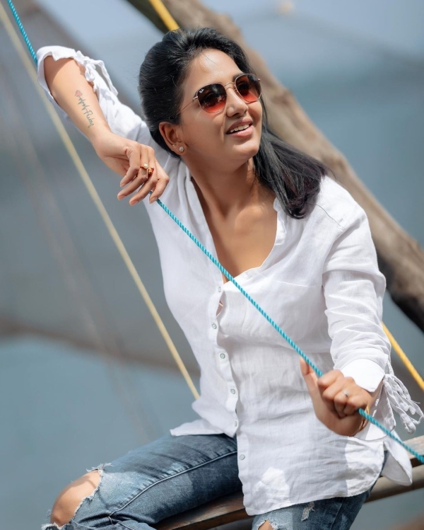 கோயில் சிலையாக மாறிய பாவனி ரெட்டி.. கோயிலில் போட்டோ ஷுட்! | Actress ...