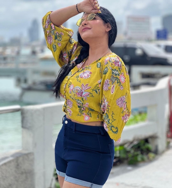 PHOTOS : என் கழுத்து வரையில் ஆசை வந்து நொந்தேனே.. ரேஷ்மாவின் விவகாரமான பிக்ஸ்! | actress reshma ...