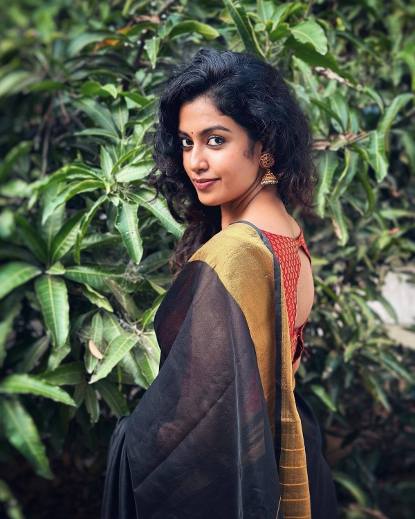 இடுப்பழகை காட்டி காந்தமாக கவரும் கண்ணம்மா.. திணறிப்போன ரசிகர்கள் ...