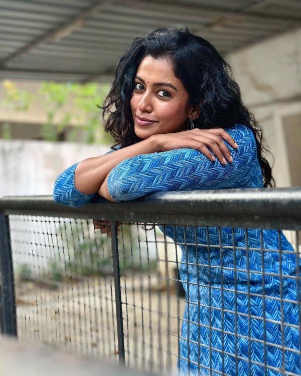 இடுப்பழகை காட்டி காந்தமாக கவரும் கண்ணம்மா.. திணறிப்போன ரசிகர்கள் ...