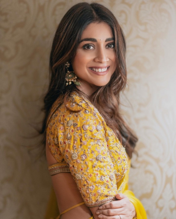 PHOTOS : புடவையில் இஞ்சி இடுப்பழகை காட்டிய ஸ்ரேயா சரண்.. ஹாட் ...