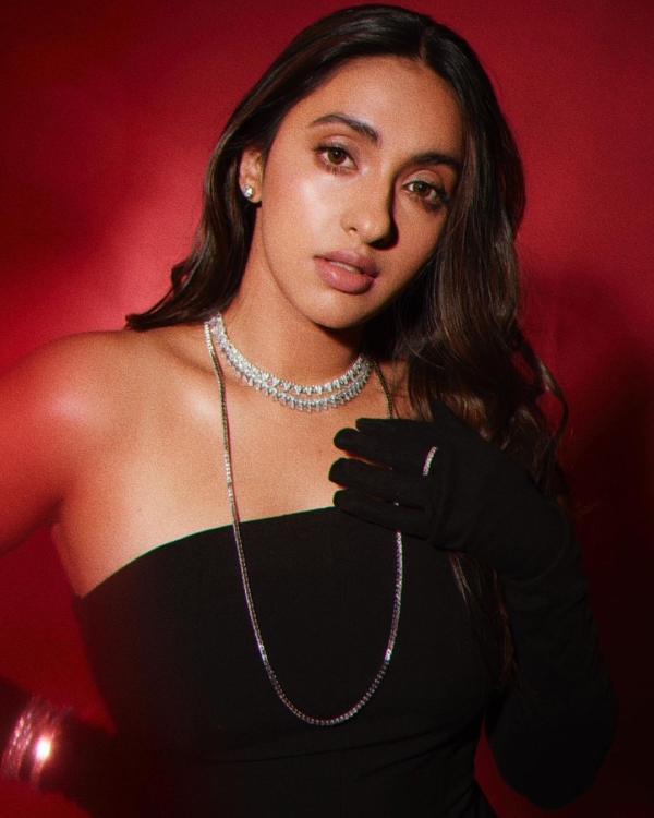 Akansha Ranjan: ఎద అందాలతో బాలీవుడ్ భామ హాట్ షో.. ఓపెన్ గా చూపిస్తూ ...