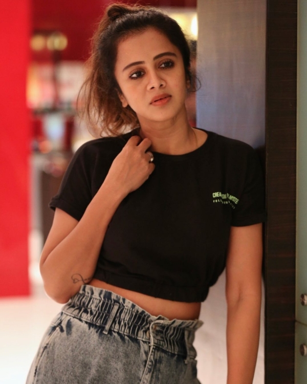 PHOTOS: அவ்ளோ பெரிய பையனுக்கு அம்மா மாதிரியே தெரியல.. அஞ்சனா ரங்கனின் ...