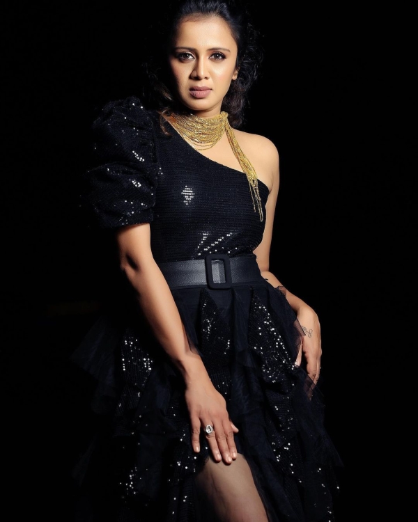 PHOTOS: அவ்ளோ பெரிய பையனுக்கு அம்மா மாதிரியே தெரியல.. அஞ்சனா ரங்கனின் ...