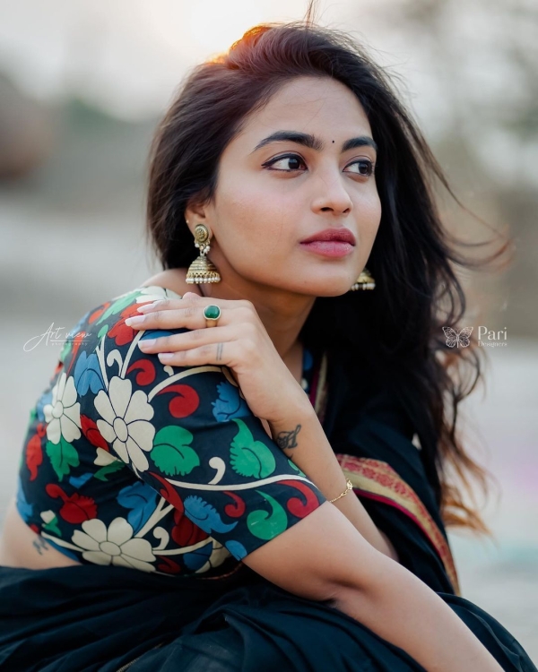 Alekhya Harika: చీరలోనూ దేత్తడి హారిక అందాలు.. అలా వయ్యారంగా చూపిస్తూ ...