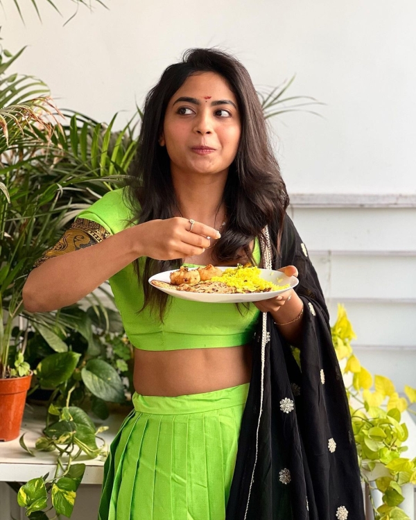 Alekhya Harika: చీరలోనూ దేత్తడి హారిక అందాలు.. అలా వయ్యారంగా చూపిస్తూ ...