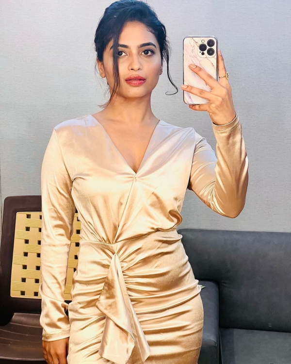 Alekhya Harika: చీరలోనూ దేత్తడి హారిక అందాలు.. అలా వయ్యారంగా చూపిస్తూ ...