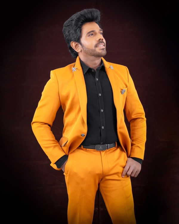 மனுஷன் சும்மா மிரட்டுறாரு.. புது லுக்கில் லெஜண்ட் சரவணன்..திணறிப்போன ...