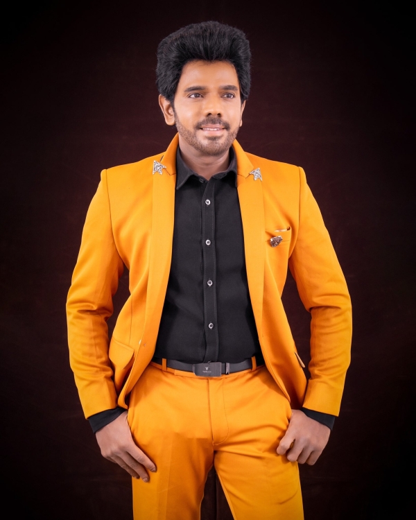 மனுஷன் சும்மா மிரட்டுறாரு.. புது லுக்கில் லெஜண்ட் சரவணன்..திணறிப்போன ...