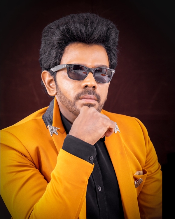மனுஷன் சும்மா மிரட்டுறாரு.. புது லுக்கில் லெஜண்ட் சரவணன்..திணறிப்போன ...