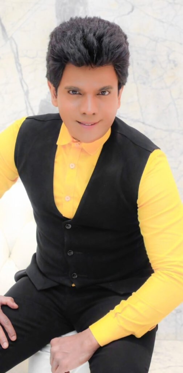 மனுஷன் சும்மா மிரட்டுறாரு.. புது லுக்கில் லெஜண்ட் சரவணன்..திணறிப்போன ...