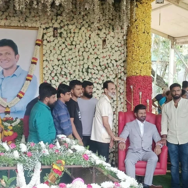 Raghvendra Rajkumar Family Visits Puneeth Rajkumar Samadhi For His ...