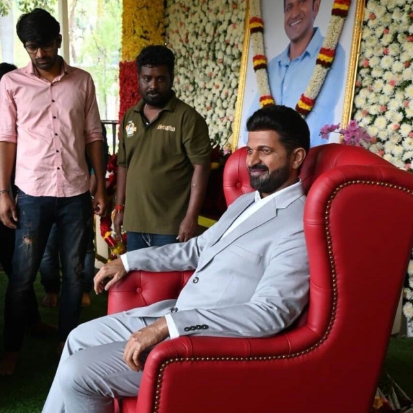 Raghvendra Rajkumar Family Visits Puneeth Rajkumar Samadhi For His ...