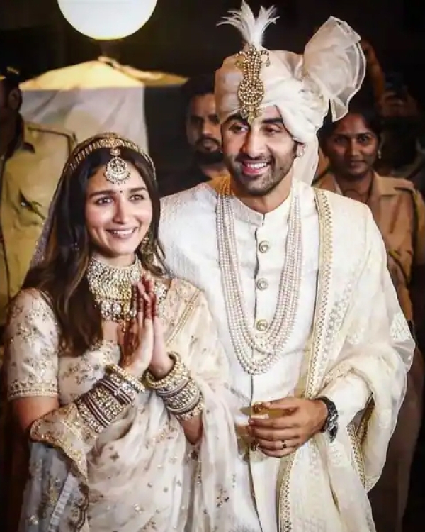 1 Year of #Ralia, Alia posts unseen pictures of her and Ranbir on ...