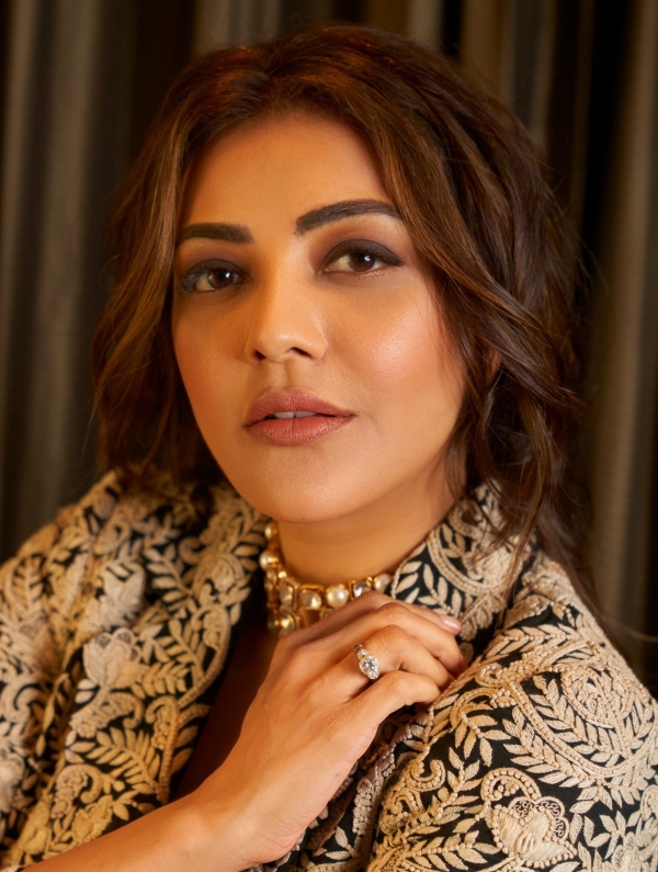 Kajal Aggarwal: అందాల గేట్లు లేపేసిన కాజల్.. పరువాల వరద పారిస్తూ అరాచకం ...