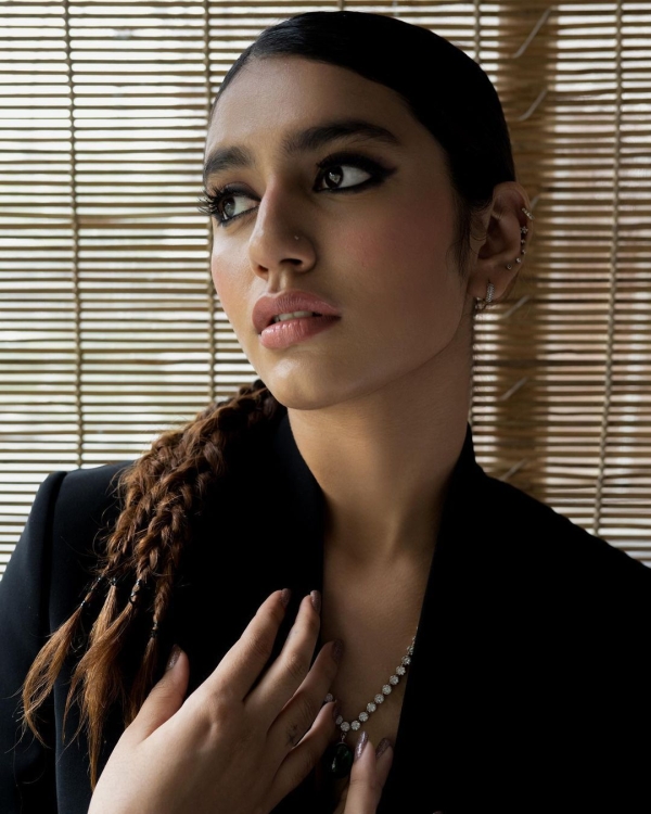 படுத்தபடி அசால்ட் போஸ்.. முன்னழகை மறைக்காத பிரியா வாரியர்! | Actress ...