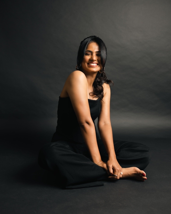 PHOTOS : என்ன ரம்யா இதெல்லாம்... இப்படி கவர்ச்சியில் இறங்கிட்டீங்க ...