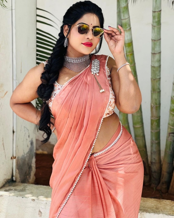 சேலையில் அடக்க ஒடுக்கமாக போஸ் கொடுத்த ரேஷ்மா.. இந்த அடக்கஒடுக்கம் கூட ...