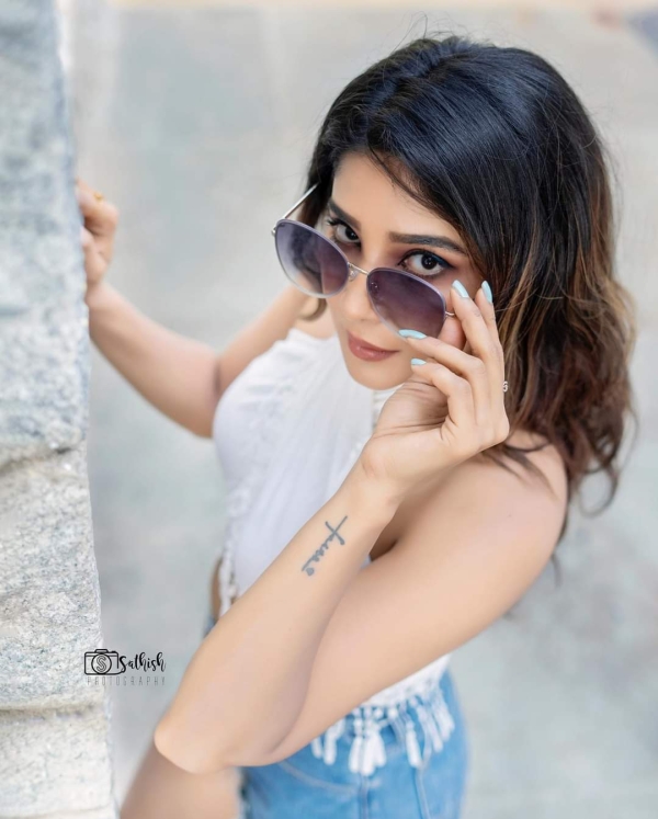 PHOTOS : வெயிலு புழுங்குது..ஓரக்கண்ணால் லுக்கு விட்ட சாக்ஷி அகர்வால்! | actress sakshi agarwal ...