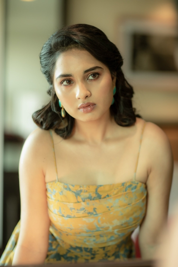 அடுத்த ரவுண்டிற்கு தயாராகும் ஸ்ருஷ்டி டாங்கே.. க்யூட் போட்டோஸ் இதோ ...