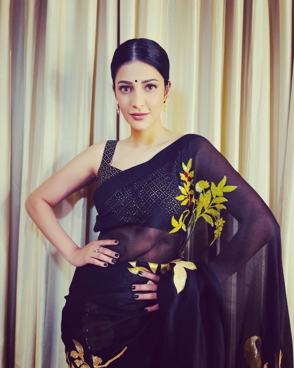Shruti Haasan శృతి హాసన్ ఓ రేంజ్ హాట్ షో అన్ని యాంగిల్స్‌ కనిపించేలా