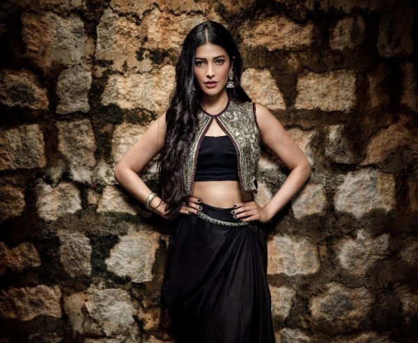 Shruti Haasan: శృతి హాసన్ ఓ రేంజ్ హాట్ షో.. అన్ని యాంగిల్స్‌ కనిపించేలా ...