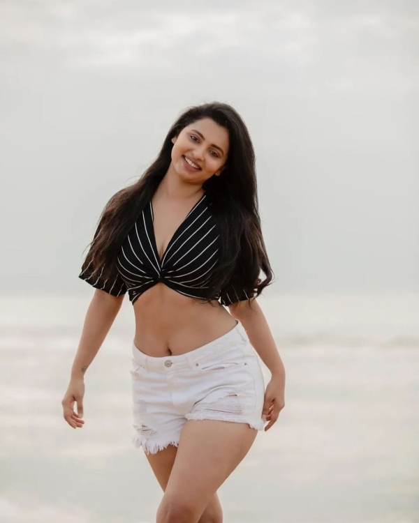 PHOTOS: இடுப்பாட்டும் இலவம்பஞ்சு காடு.. அனிகா விக்ரமனின் கவர்ச்சியில் கிறங்கும் ரசிகாஸ் ...