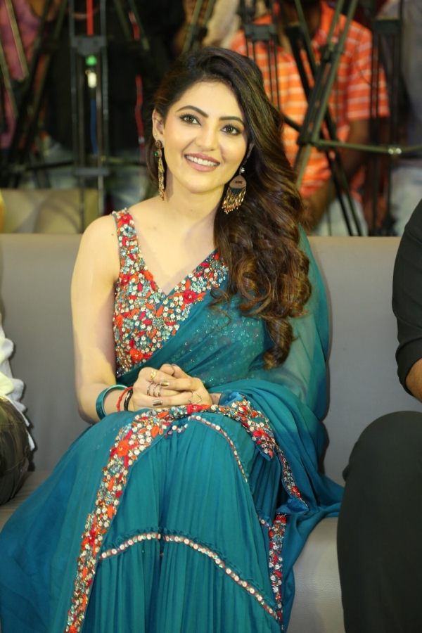 Athulya Ravi అతుల్య రవి బోల్డ్ ఫోటోలు.. ఎద అందాలతో మీటర్ హీరోయిన్ ...