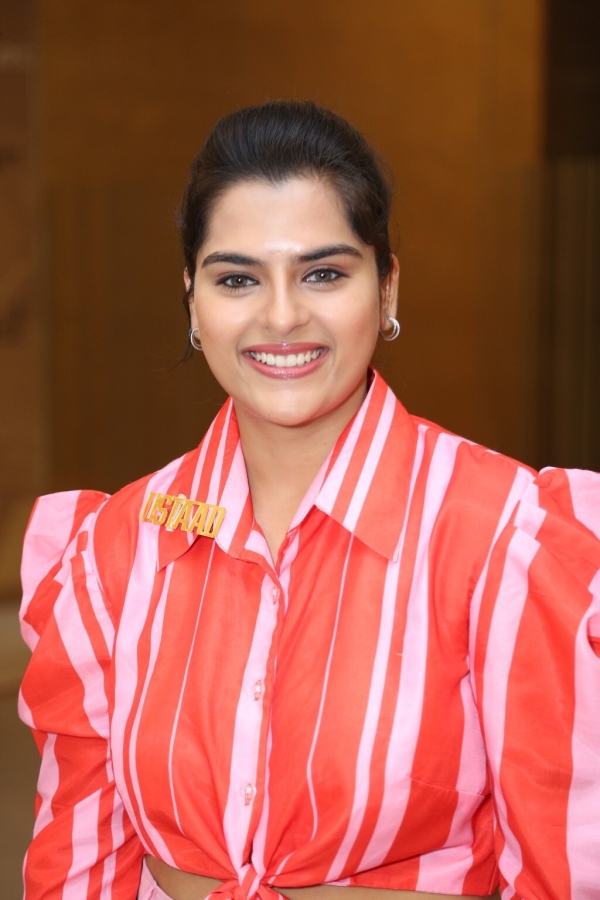 Kavya Kalyanram ఎద అందాలతో బలగం బ్యూటీ.. ఎరుపెక్కిన బుగ్గలతో అలా ...