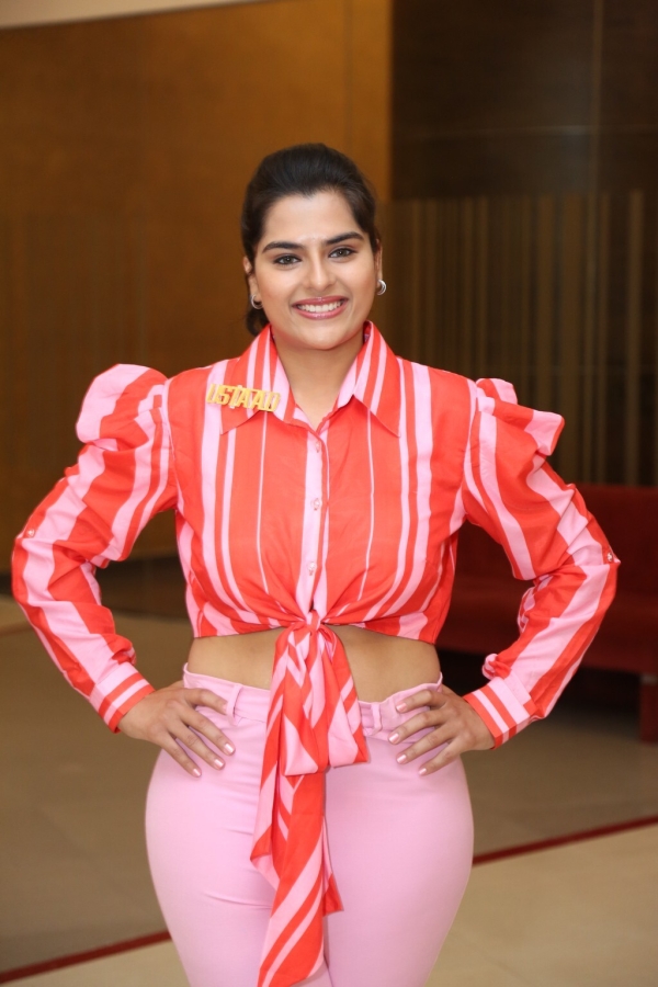 Kavya Kalyanram ఎద అందాలతో బలగం బ్యూటీ.. ఎరుపెక్కిన బుగ్గలతో అలా ...