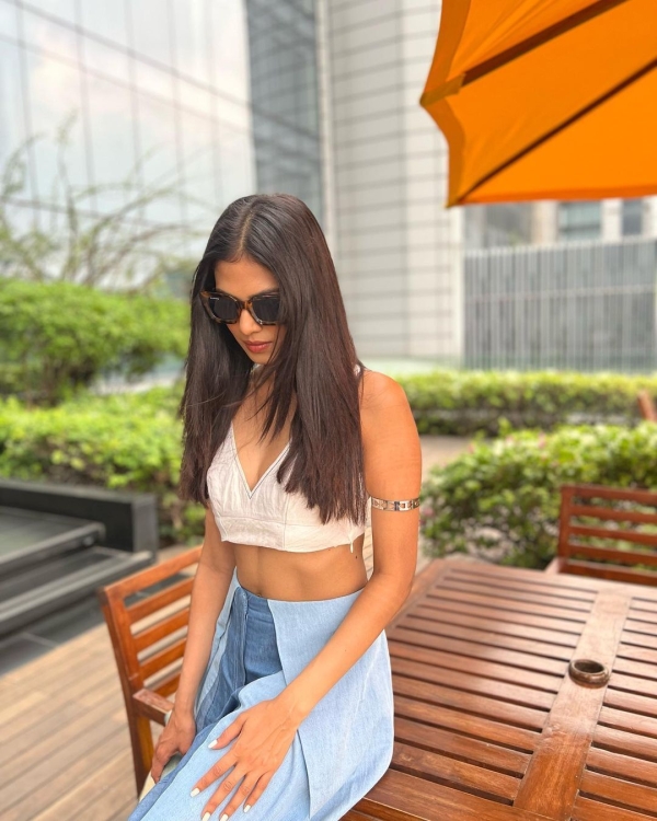 Malavika Mohanan స్పోర్ట్స్ బ్రాలో మాళవిక మోహనన్ హాట్ షో ఎద నాభి