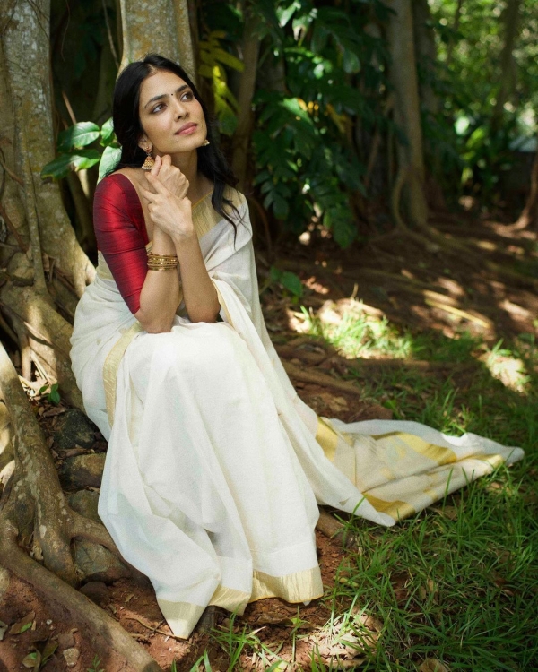 PHOTOS: கேரள ஸாரியில் செம க்யூட்டாக இருக்கும் தங்கலான் ஹீரோயின் ...