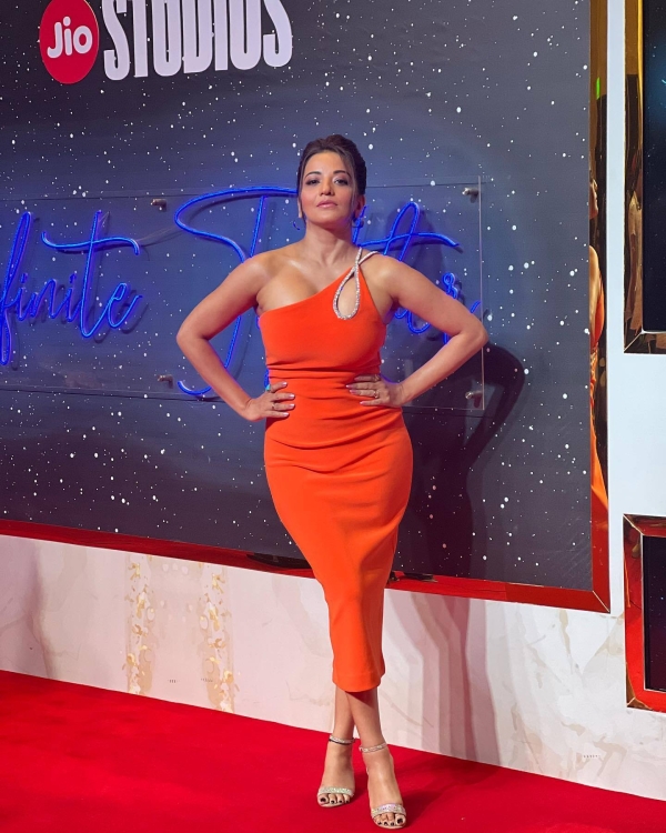 Monalisa: मोनालिसा ने रेड कार्पेट पर मचाया कोहराम, ऑरेंज ड्रेस में ...