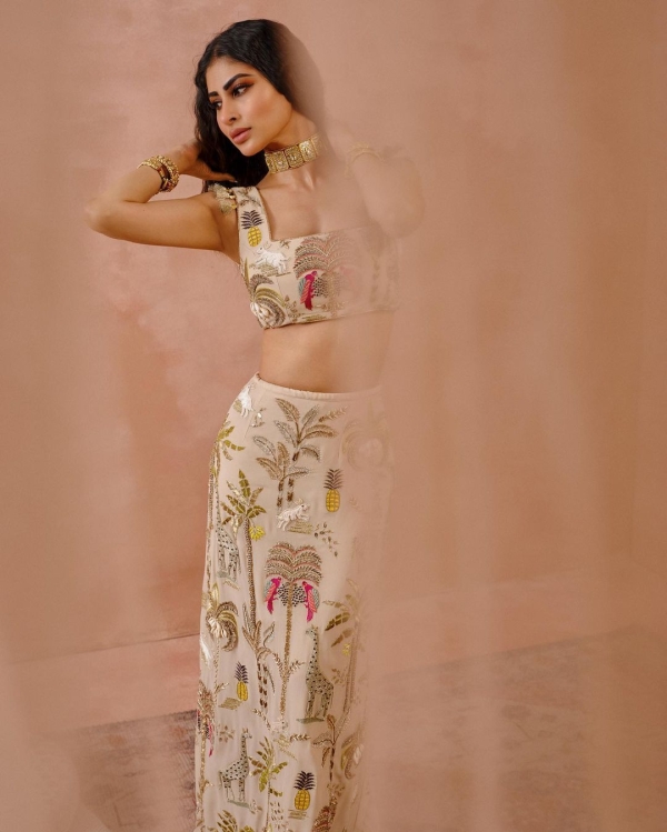 | Naagin Serial Actress Mouni Roy Latest Pics In Pink Colour Sleeveless ...