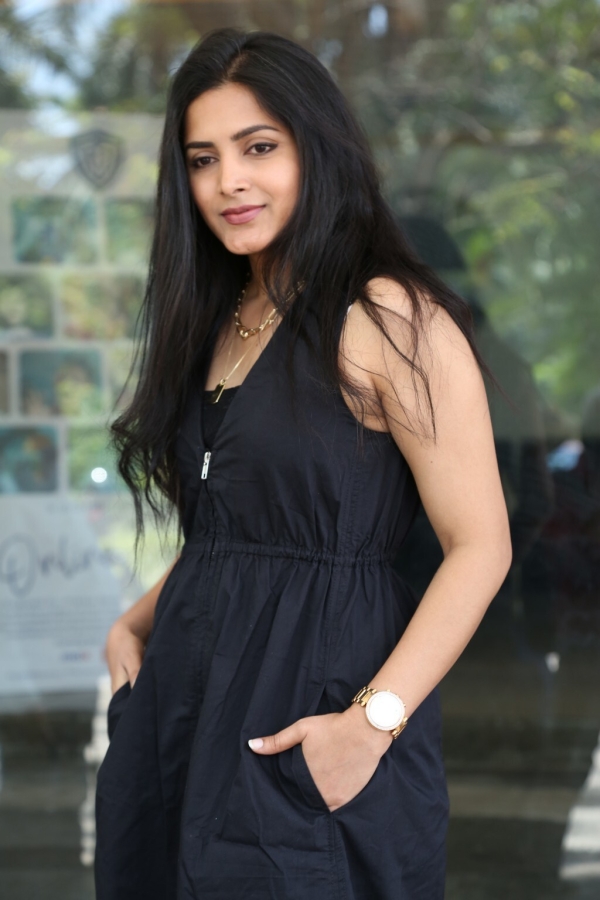 Pavani Gangireddy స్లీవ్‌లెస్ డ్రస్‌లో పావని గంగిరెడ్డి.. గ్లామర్ ...