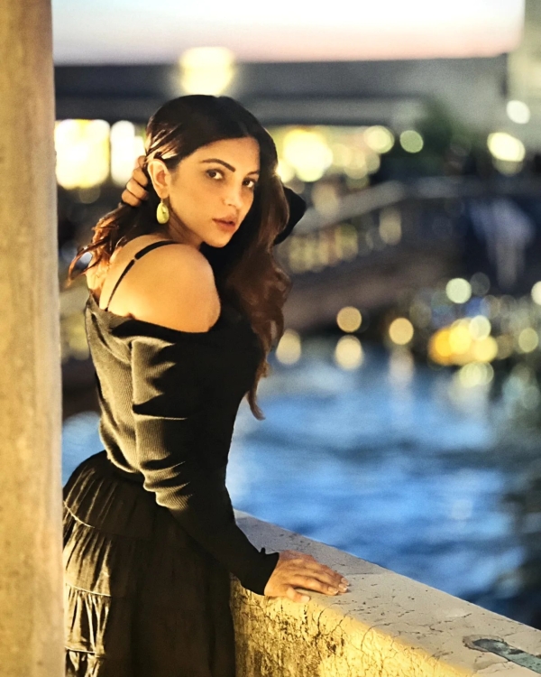 Shama Sikander: शमा सिकंदर ने ब्लैक शॉर्ट ड्रेस में इठलाई अपनी अदाएं ...