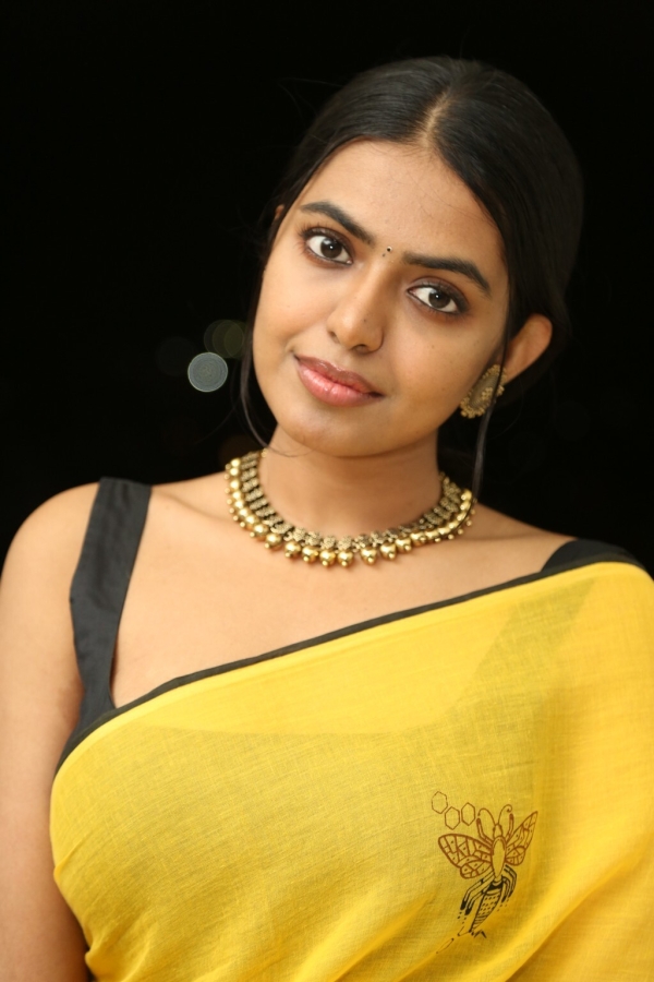 Shivani Rajashekar చీరకట్టులో శివానీ స్టన్నింగ్.. స్లీవ్‌లెస్ జాకెట్‌లో ...