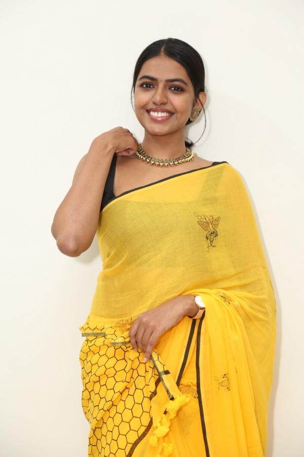 Shivani Rajashekar చీరకట్టులో శివానీ స్టన్నింగ్.. స్లీవ్‌లెస్ జాకెట్‌లో ...