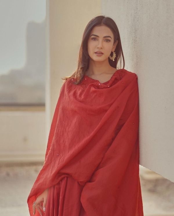 Sonal Chauhan బికినీలో సోనాల్ చౌహాన్.. బీచ్‌లో ఒంపుసొంపులతో హంగామా ...