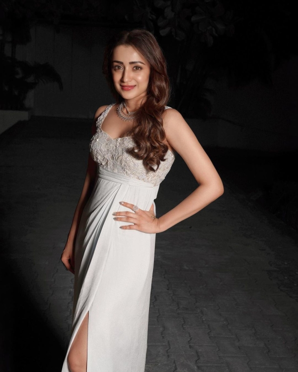 Trisha Krishnan వయసు పెరుగుతున్న తరగని అందం: లేటెస్ట్ ఫోటోస్ లో క్యూట్ ...