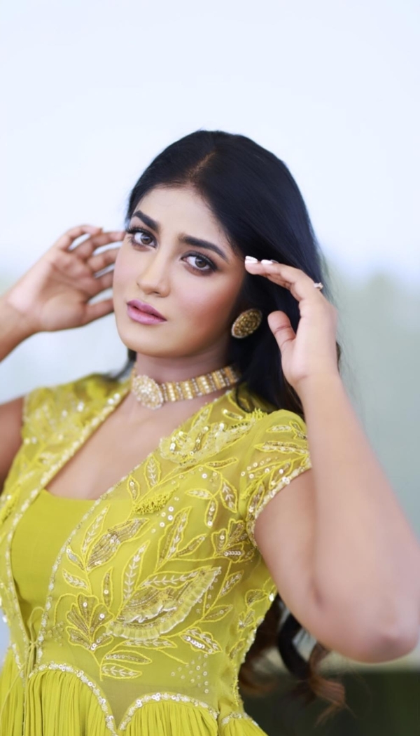 Dimple Hayathi: బెజవాడ బ్యూటీ స్కిన్ షో.. చీరను అలా జరిపి అన్నీ ...