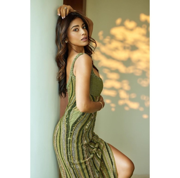 Shriya Saran: ఉప్పొంగే ఎద అందాలతో శ్రీయ సరన్ ఘాటు షో.. ఆ పోజులతో హాట్ ...