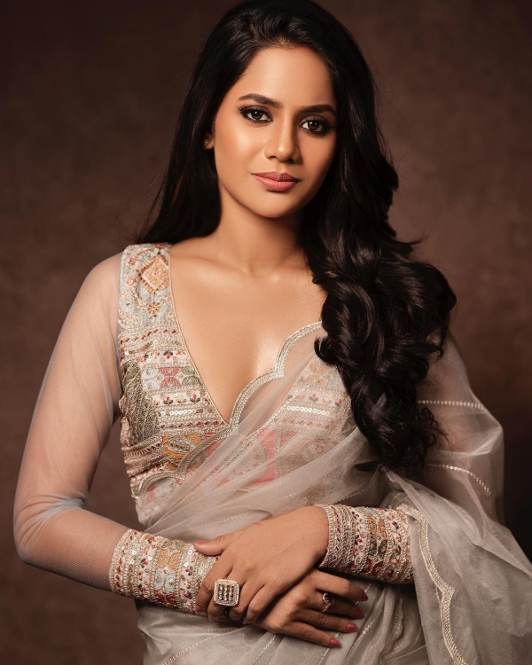 Aishwarya Dutta యూత్కు గిలిగింతలు పెడుతున్న ఐశ్వర్య దత్తా ఎరుపు చీరలో నాభి అందాలతో