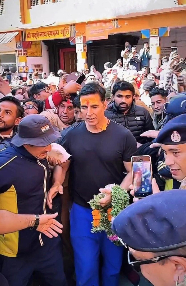 Akshay Kumar spotted in Badrinath seeking blessings, fans go frenzy ...