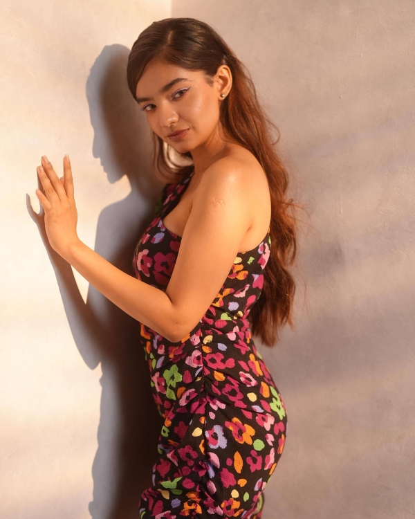 Anushka Sen: अनुष्का सेन ने ऑरेंज ड्रेस में दिए किलर पोज़, तस्वीरें देख ...