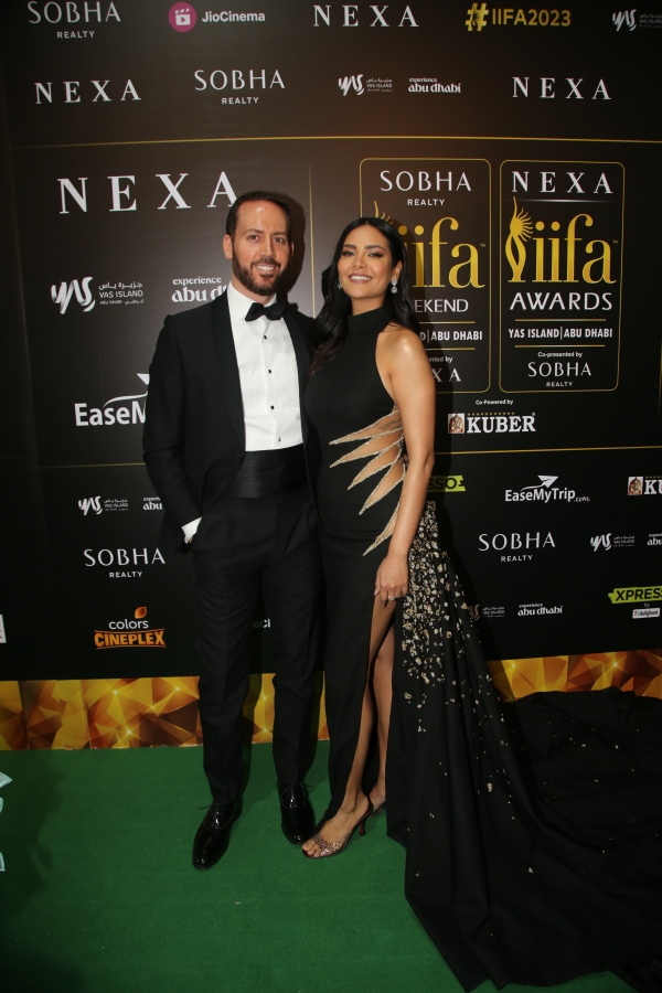 IIFA 2023: Esha Gupta oozes boldness in her Tony Ward gown, poses with a mystery man