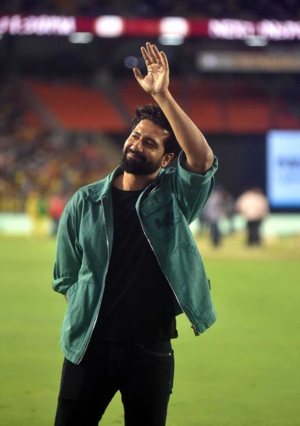 ‘Kapil and Somya’ aka Sara Ali Khan and Vicky Kaushal attended the IPL ...