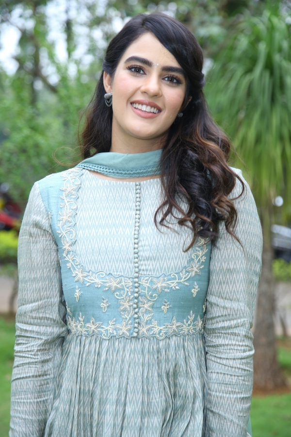 Kavya Thapar ఎద సంపదతో మతిపోగొట్టిన కావ్య థాపర్.. మత్తెక్కించే అందాలతో ...