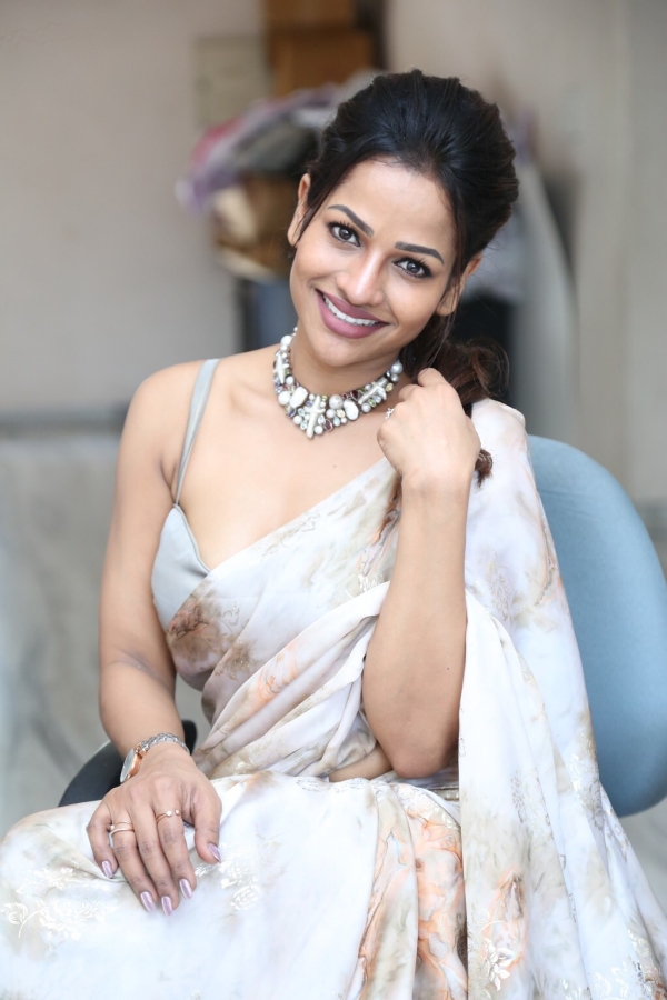 Lisha స్లీవ్ లెస్ జాకెట్‌లో క్లీవేజ్ షో.. యువ నటి లిషా ఎద అందాల జాతర ...