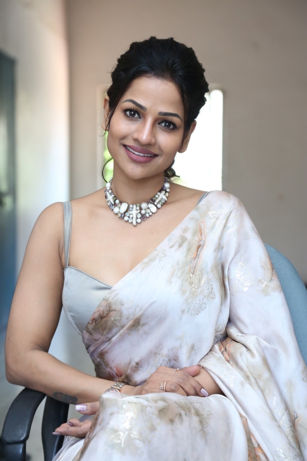 Lisha స్లీవ్ లెస్ జాకెట్‌లో క్లీవేజ్ షో.. యువ నటి లిషా ఎద అందాల జాతర ...